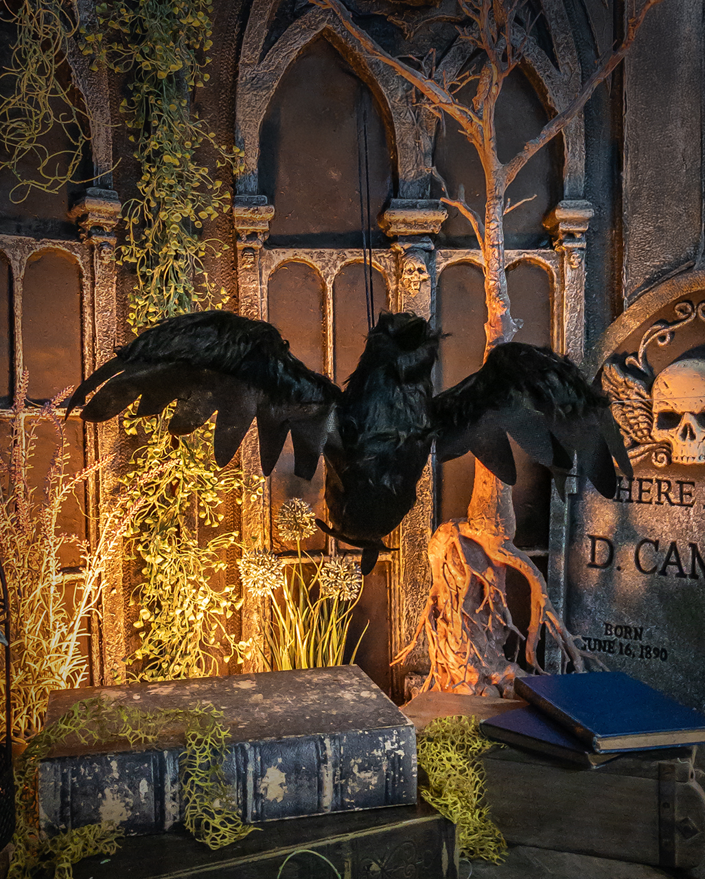Wing Flapping Raven Halloween Animatronic order | Horror-Shop.com