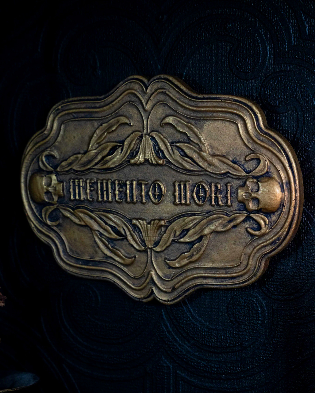 Memento Mori Coffin Plaque - Gold Edition 17x13cm ᐅ | Horror-Shop.com
