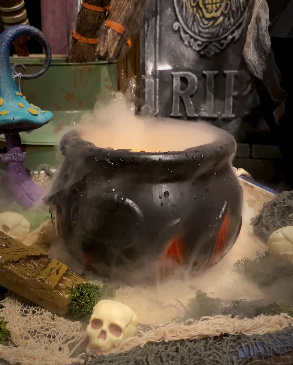 Cauldron With Flame Motif 18 Cm for 🎃 | Horror-Shop.com