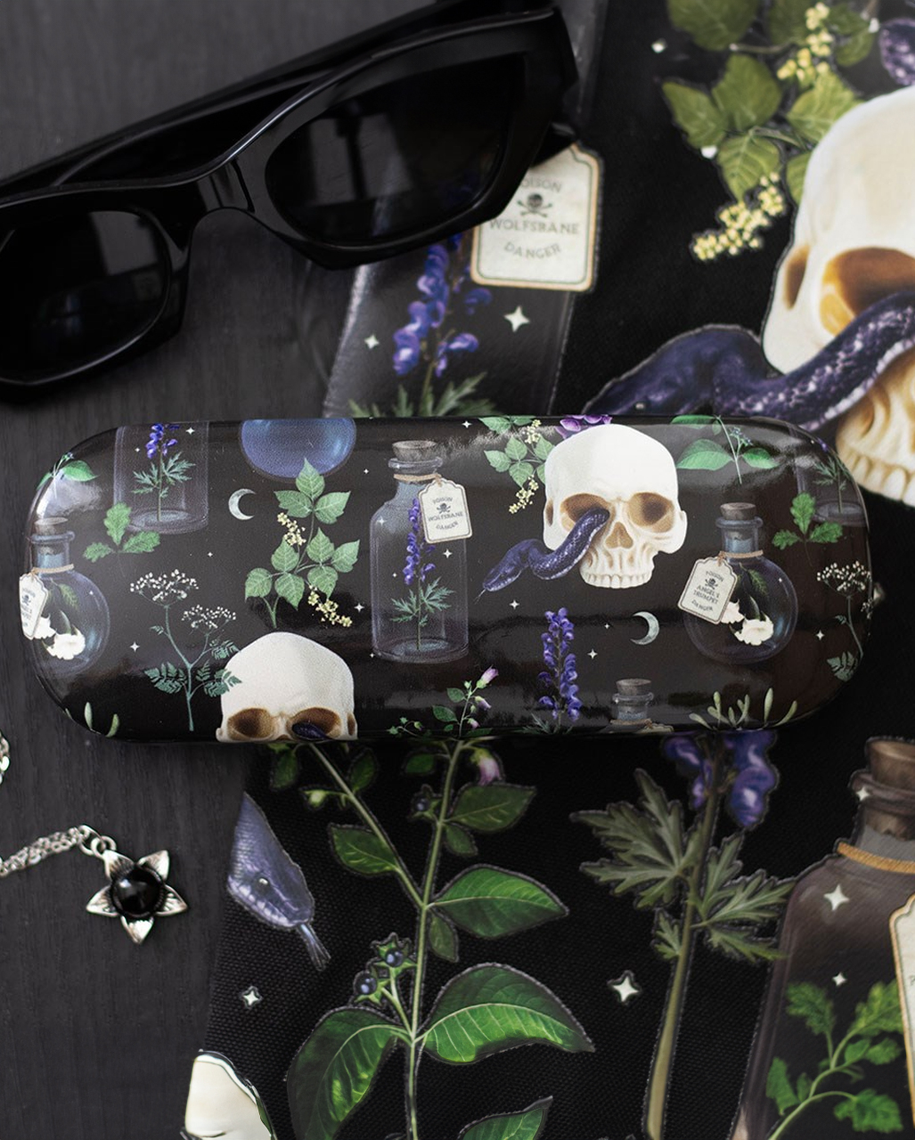 Venom & Vines Glasses Case as a gothic accessory | Horror-Shop.com