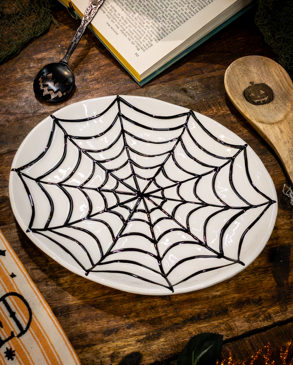 White Oval Ceramic Plate With Spider Web Motif 23cm ★ | Horror-Shop.com