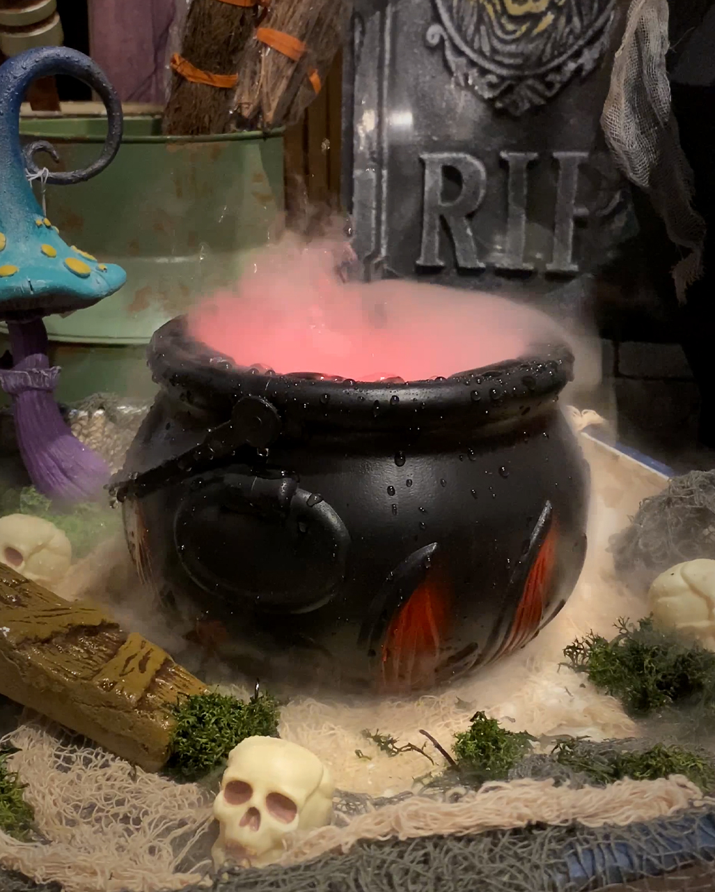 Cauldron With Flame Motif 18 Cm for 🎃 | Horror-Shop.com