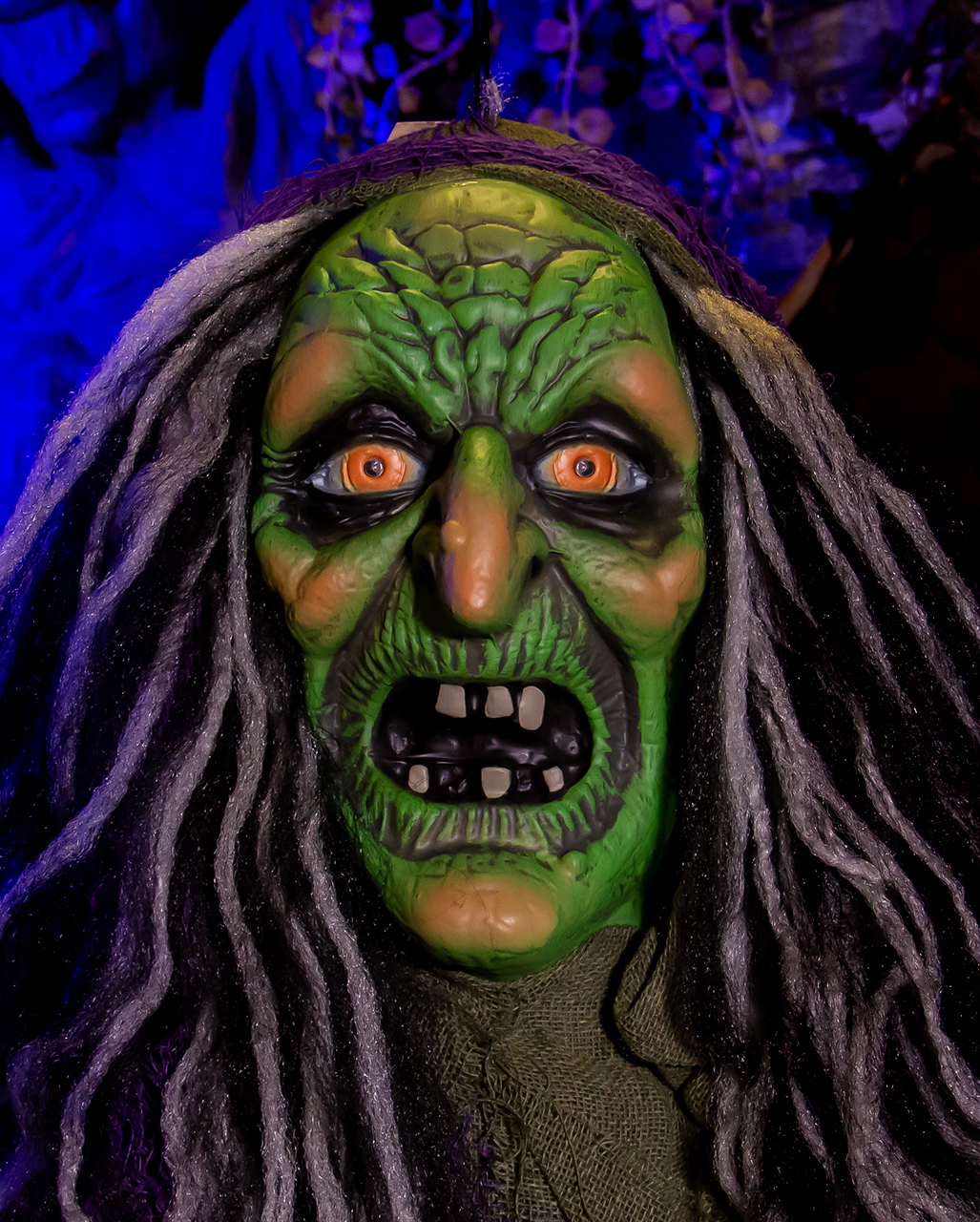 Shaking Witch Hanging Figure With Sound & Light 182cm | Horror-Shop.com