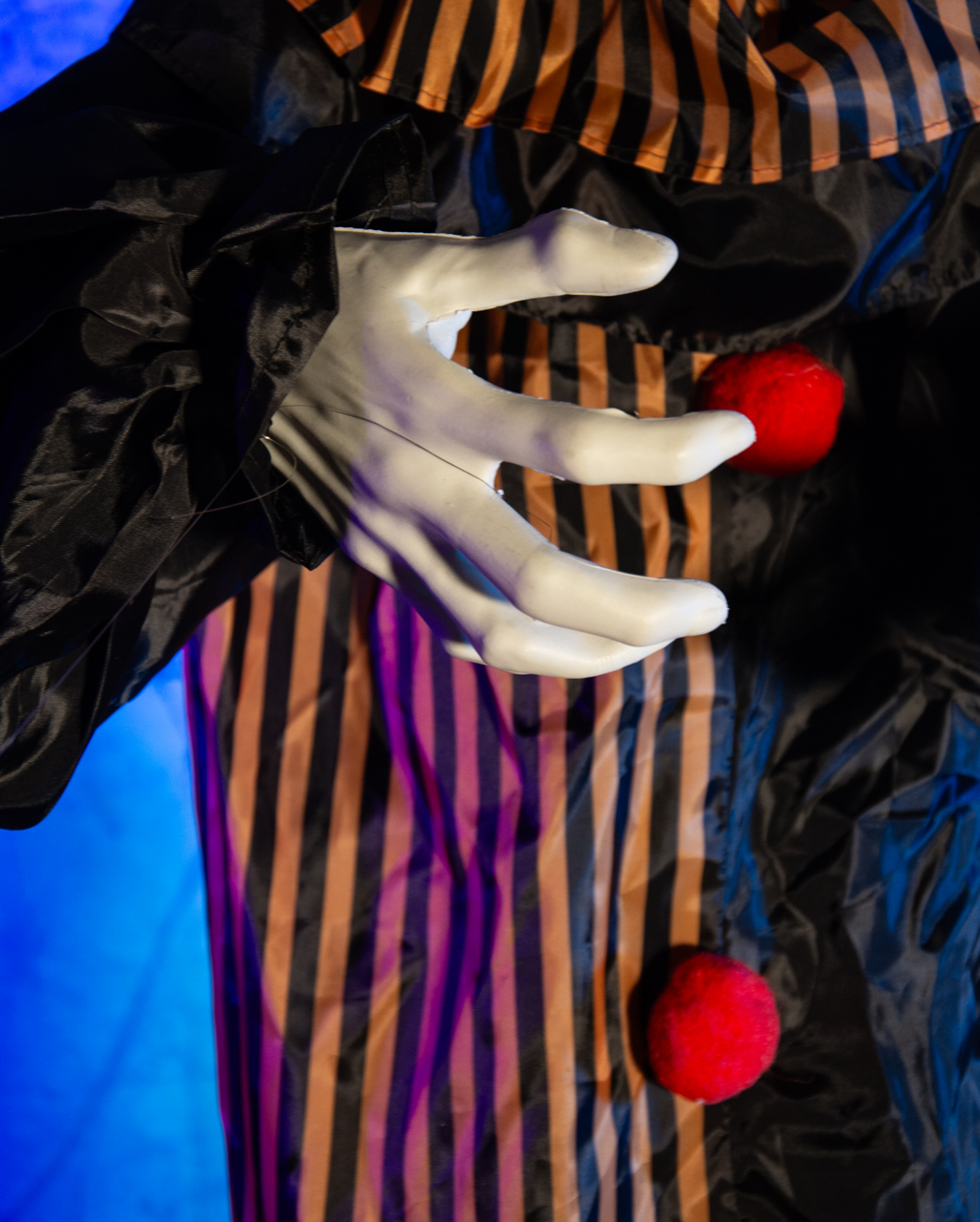 Shivering Clown With Movement, Sound & Light 170cm | Horror-Shop.com