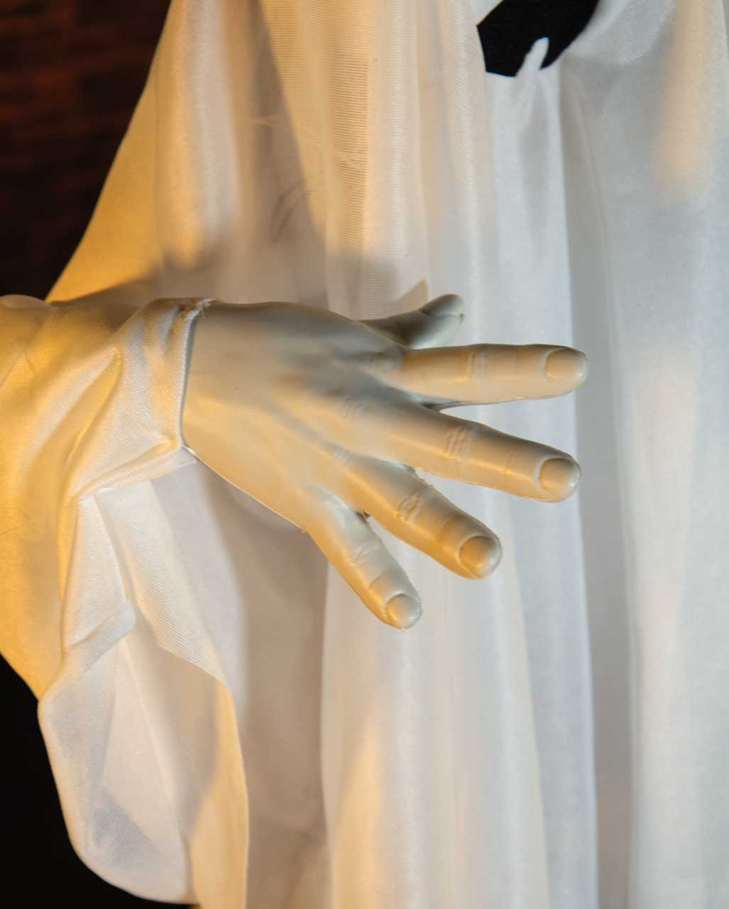 Giggling Ghost With Wriggling Legs 69cm Halloween | Horror-Shop.com