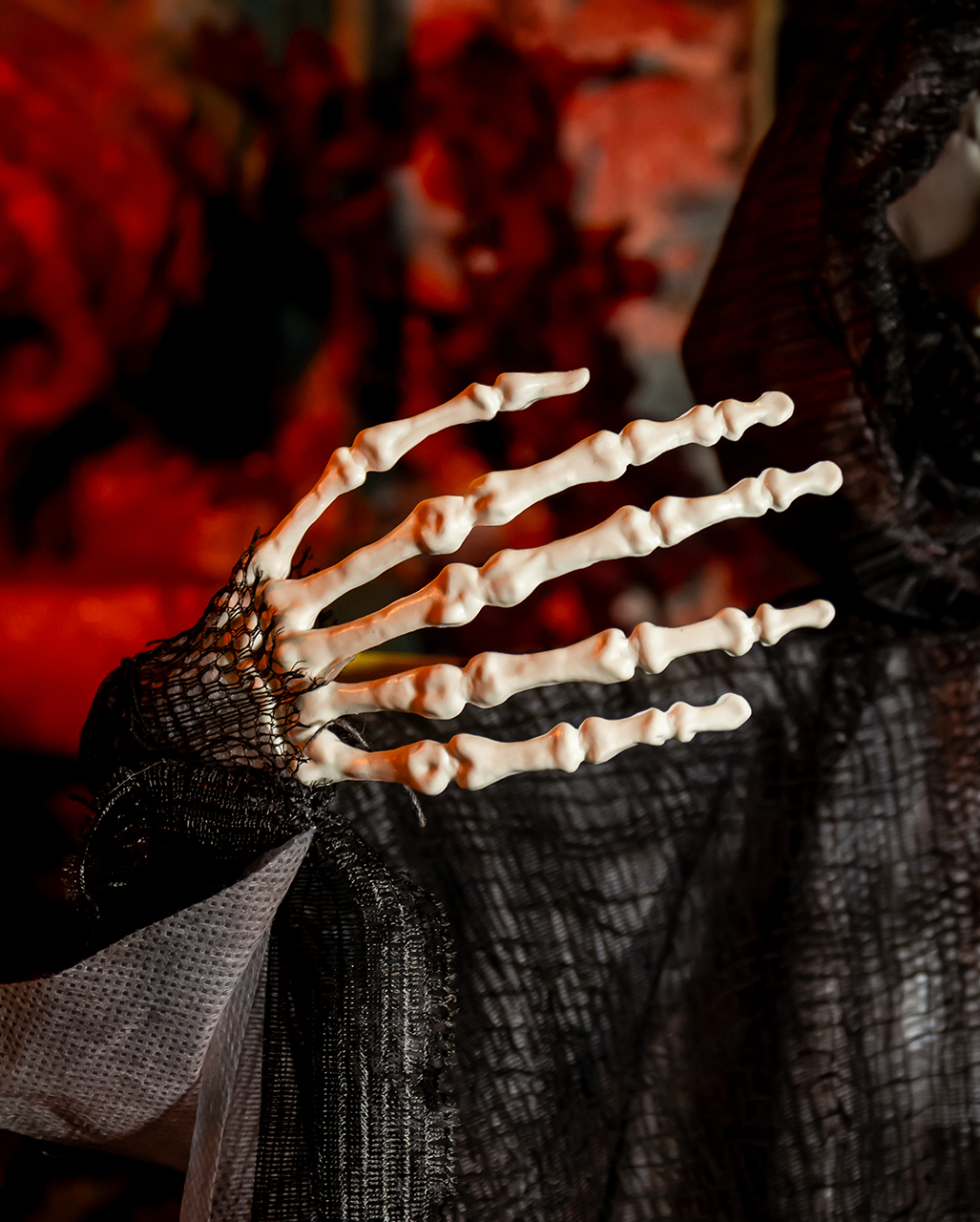 Shaking Ragged Ghost With Light & Sound 120cm for 🎃 | Horror-Shop.com