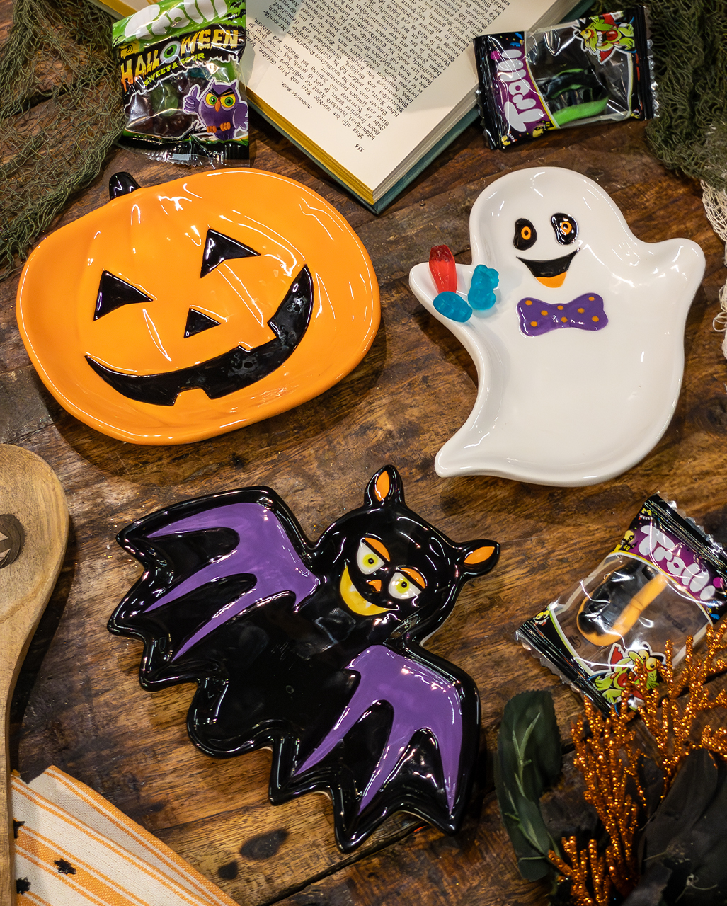 Small Ghost Ceramic Plate 17cm for Halloween! | Horror-Shop.com